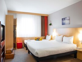 Quarto standard, várias camas | Roupas de cama antialérgicas, escrivaninha, quartos à prova de som