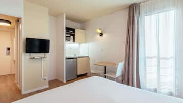 Estúdio, 1 cama de casal (Large) | Escrivaninha, quartos à prova de som, berços grátis, Wi-Fi de cortesia