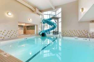 Piscina interna, funciona das 9h às 22h, espreguiçadeiras