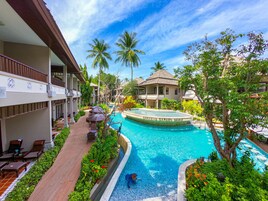 2 piscinas exteriores, guarda-sóis, espreguiçadeiras 