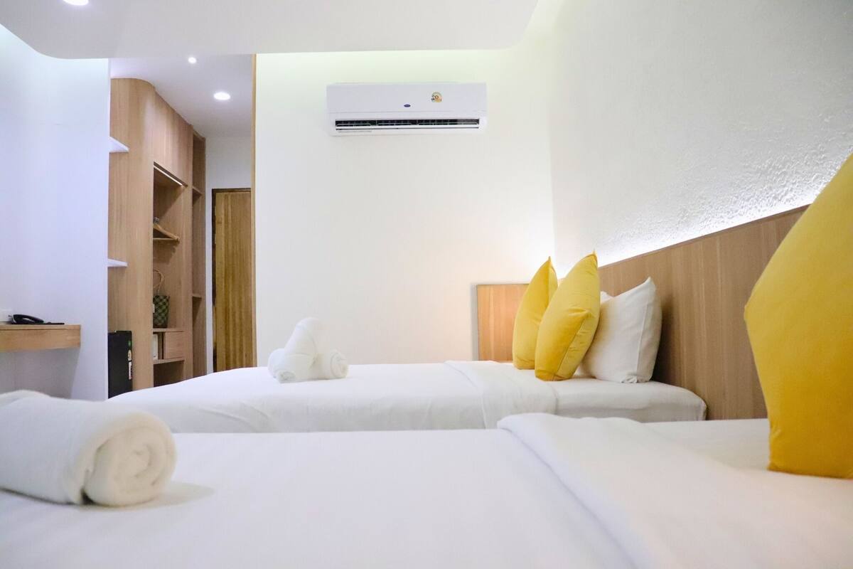 Premier Triple Room, Garden View | Cofre no quarto, secretária, cortinas/cortinados opacos 
