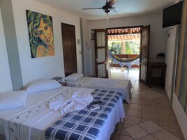 Quarto triplo standard | Frigobar, ferros/tábuas de passar roupa, Wi-Fi de cortesia