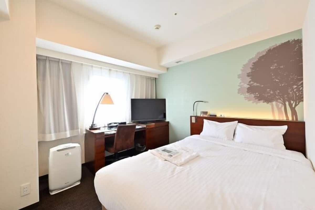 Edredons de pluma, escrivaninha, Wi-Fi de cortesia, roupa de cama