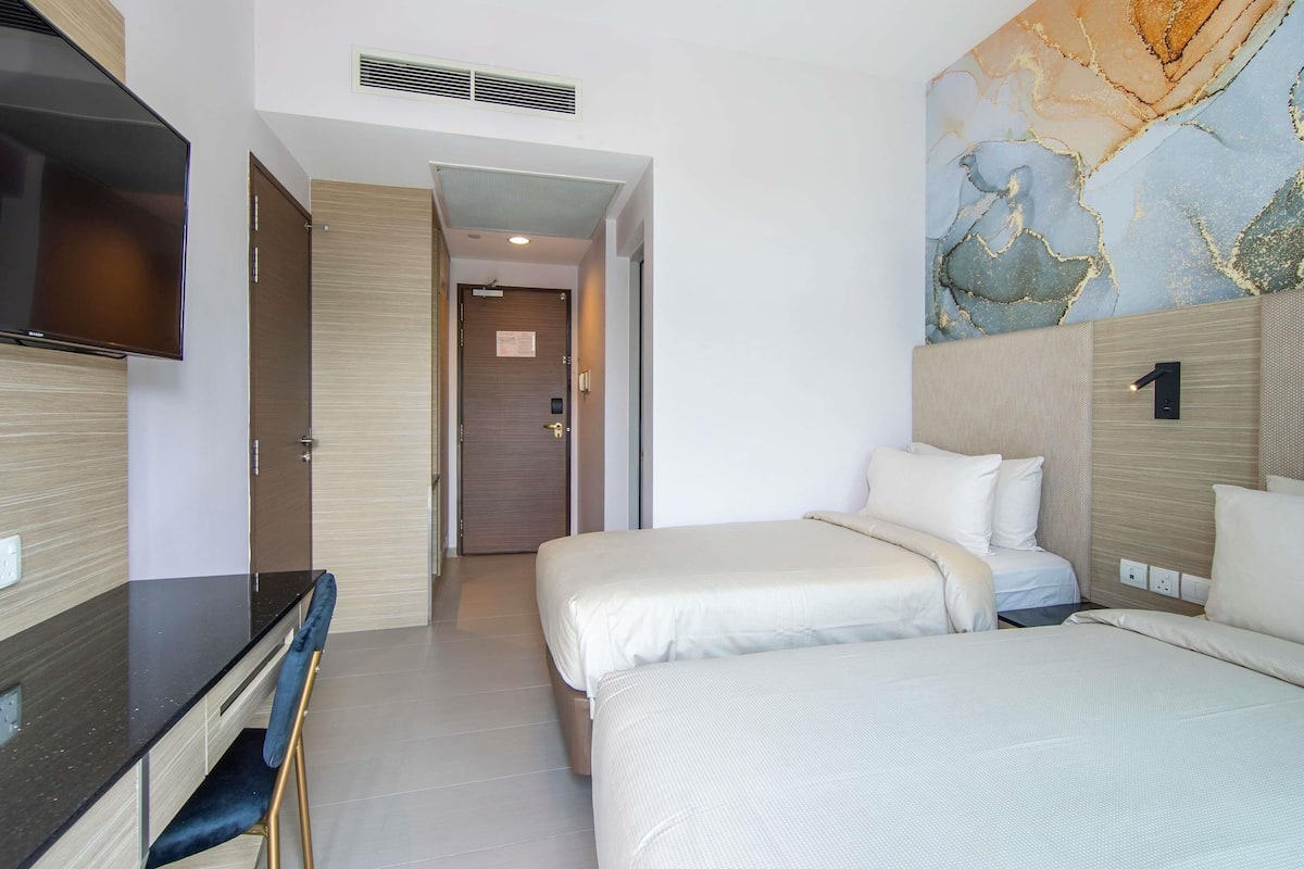 Quarto Premium, 2 camas individuais | Cofre no quarto, com mobília individualizada, secretária, Wi-fi grátis