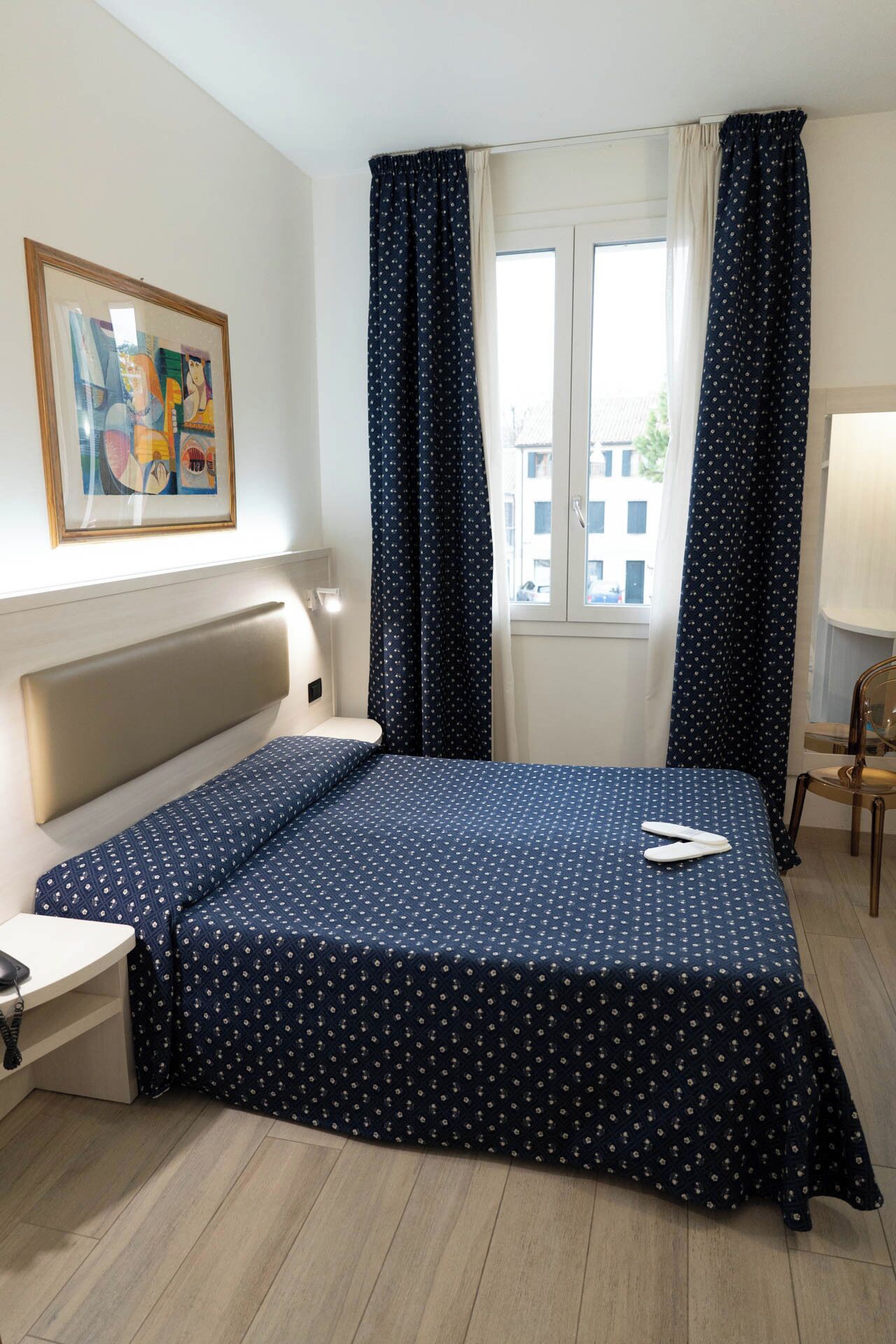 Quarto casal, sacada | Frigobar, cofres nos quartos, escrivaninha, quartos à prova de som