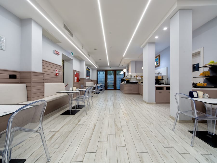 Café da manhã com buffet todos os dias (EUR 10.00 por pessoa)