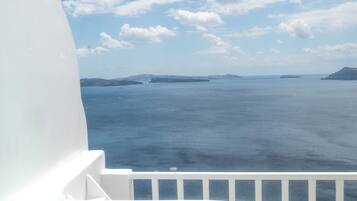 Uma banheira de hidromassagem com vista para o mar e ilhas.
