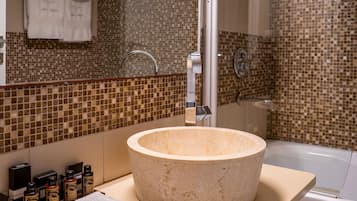 Quarto Executivo, banheira de hidromassagem grande (Caldera View) | Casa de banho | Produtos de higiene exclusivos, um secador de cabelo, roupões, chinelos