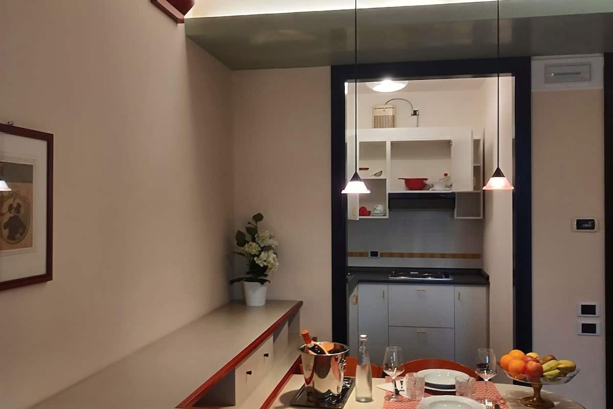 Um frigorífico, utensílios de cozinha