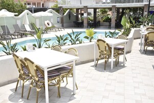 Serviço de café da manhã, almoço, jantar; vistas para a piscina