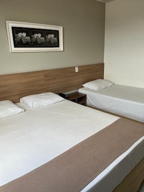 Quarto triplo standard (1CSL + 1SOLT) | Frigobar, cofres nos quartos, escrivaninha, Wi-Fi de cortesia