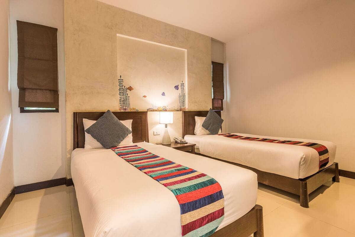 Minibar, cofre no quarto, berços/camas para crianças grátis