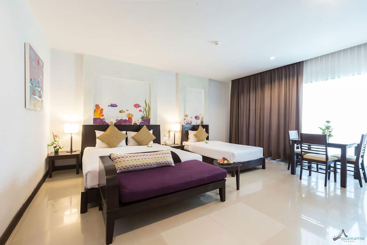 Minibar, cofre no quarto, berços/camas para crianças grátis