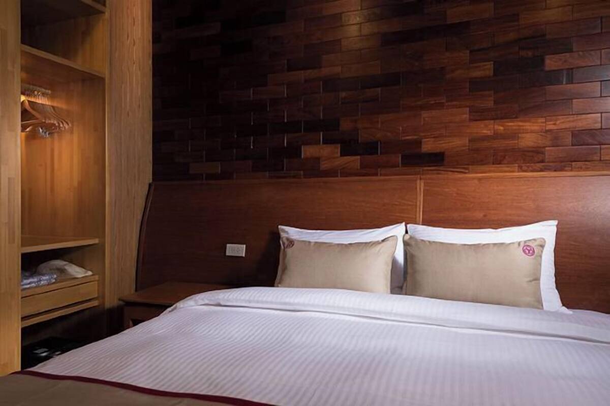 Roupa de alta qualidade, cofre no quarto, secretária