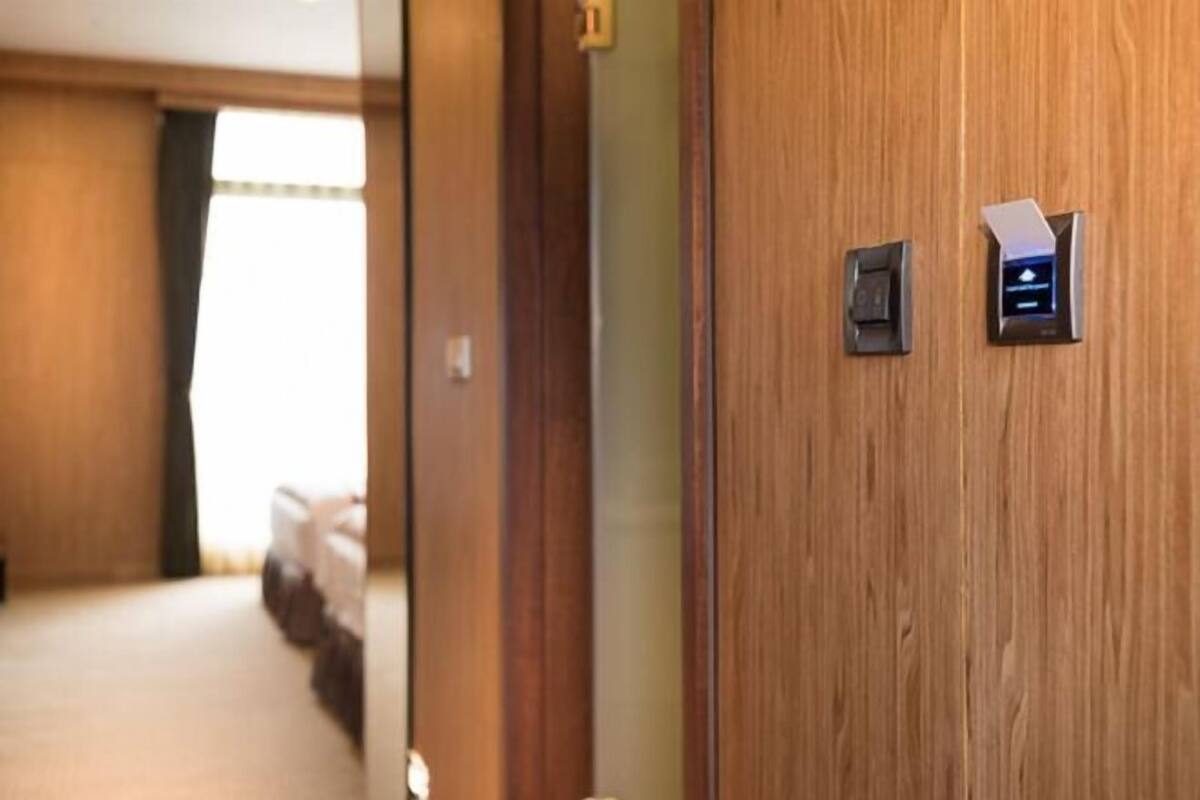 Roupa de alta qualidade, cofre no quarto, secretária