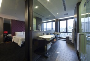 Cofre no quarto, secretária, cortinas/cortinados opacos 