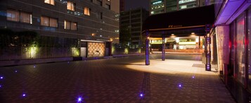 Fachada do alojamento (tarde/noite)