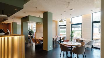 3 restaurantes, almoços servidos