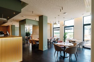 3 restaurantes, almoços servidos