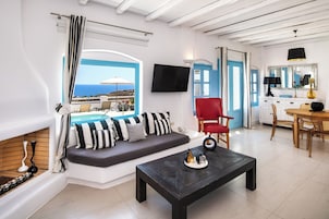 Three Bedroom Villa with private pool and sea view | Sala de estar | Televisor de ecrã plano de 32 polegadas com canais via satélite