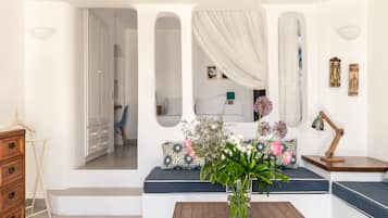 Two Bedroom Suite with Private Pool and Garden View | Sala de estar | Televisor de ecrã plano de 32 polegadas com canais via satélite