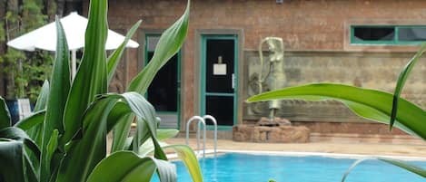 Piscina exterior, guarda-sóis, espreguiçadeiras