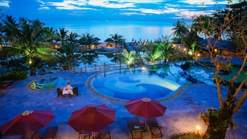 Piscina interior, piscina exterior, guarda-sóis, espreguiçadeiras