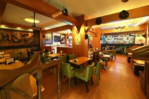 5 restaurantes, com serviço de café da manhã e almoço; culinária indiana