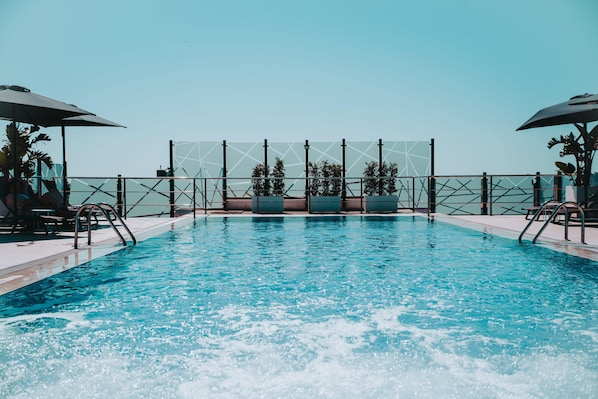 Piscina exterior, espreguiçadeiras 