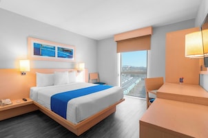 Quarto, 1 cama Queen | Cofres nos quartos, escrivaninha, ferros/tábuas de passar roupa