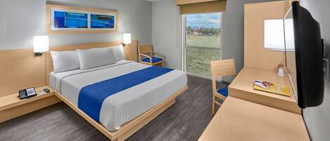 Cofres nos quartos, escrivaninha, ferros/tábuas de passar roupa