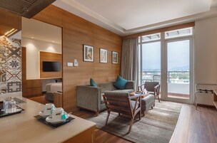 Suite Júnior, 1 quarto, Vista para a cidade | Sala de estar | Televisor de ecrã plano de 31 polegadas com canais via satélite 