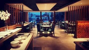 4 restaurantes, pequenos-almoços servidos, cozinha internacional