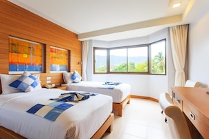 Cofres nos quartos, escrivaninha, camas extras/dobráveis (sobretaxa)