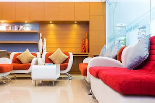 Área de estar no saguão