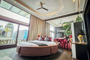 New Millennium Penthouse 2-Bedroom Suite, 2 Big Round Beds | Roupas de cama premium, frigobar, cofres nos quartos