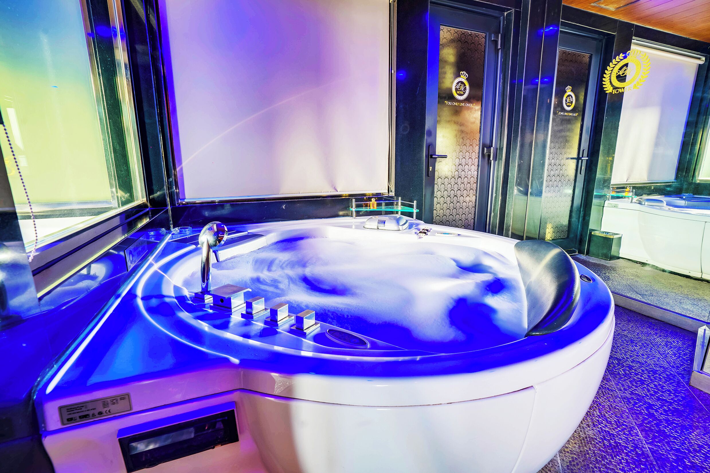 New Millennium Penthouse 2-Bedroom Suite, 2 Big Round Beds | Banheiro | Banheira e chuveiro separados, produtos de toalete grátis