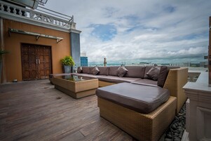 New Millennium Penthouse 2-Bedroom Suite, 2 Big Round Beds | Vista da sacada