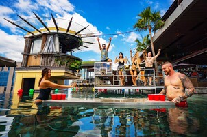 3 piscinas externas, barracas, espreguiçadeiras