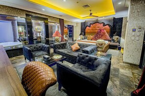 Suite Júnior (New Millennium) | Sala de estar | Televisor de ecrã plano de 40 polegadas com canais via satélite 
