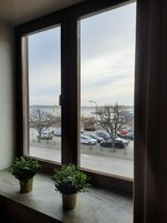 Escrivaninha, cortinas blackout, Wi-Fi de cortesia, roupa de cama