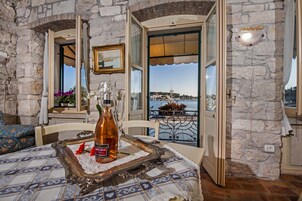 Apartamento, 1 quarto, terraço, vista para o mar | Sala de estar | TV 60 cm com canais via satélite