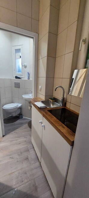 Quarto Duplo Comfort, kitchenette | Casa de banho | Um polibã, um secador de cabelo, toalhas fornecidas, sabão 