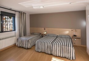 Quarto triplo standard | Cofres nos quartos, escrivaninha, quartos à prova de som