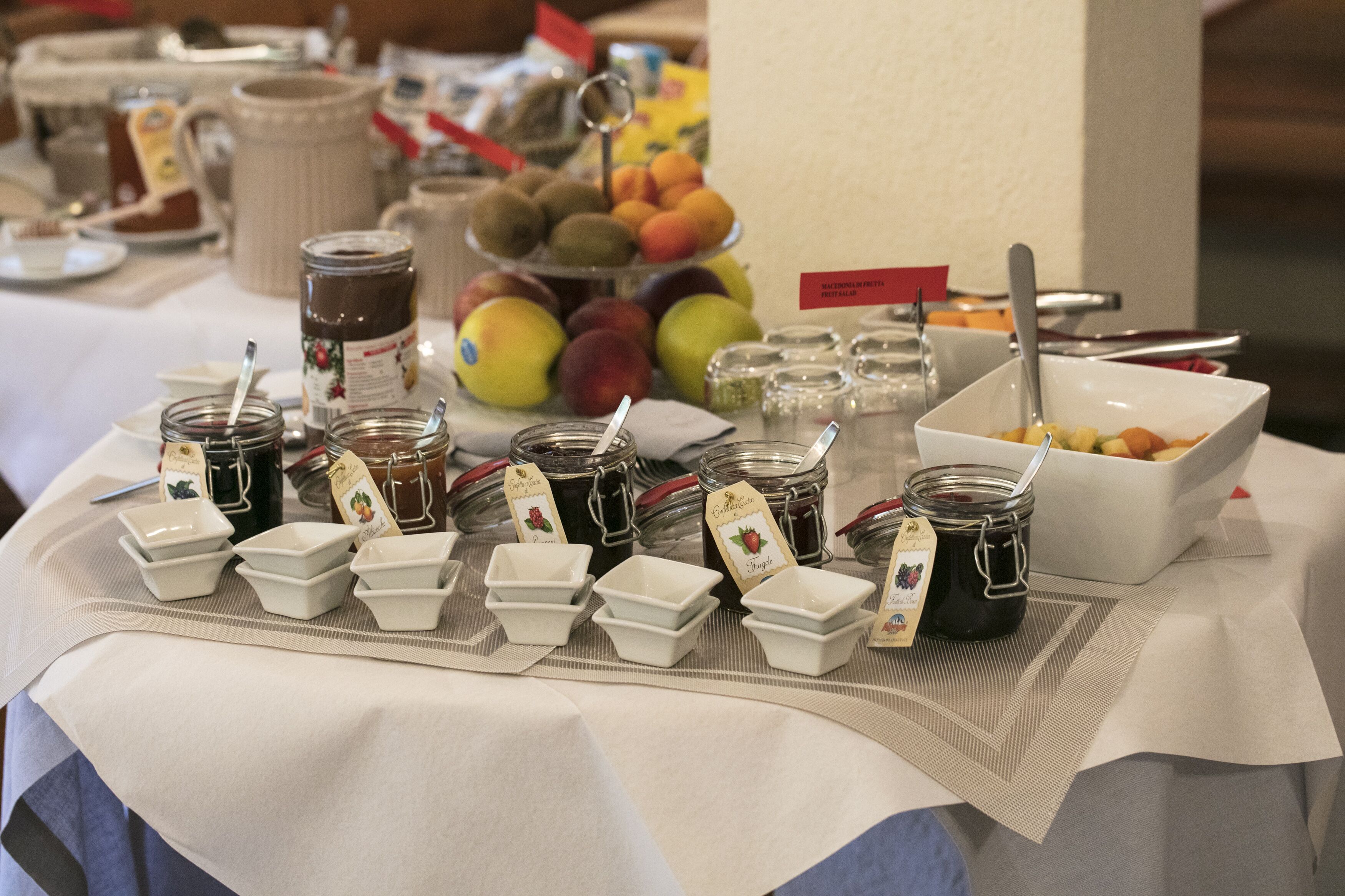 Uma mesa de buffet com diversos alimentos e acompanhamentos.