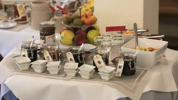 Uma mesa de buffet com diversos alimentos e acompanhamentos.