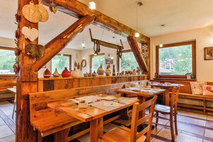 Café da manhã com buffet todos os dias (EUR 15 por pessoa) 