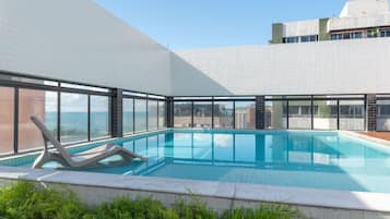 Piscina exterior, guarda-sóis, espreguiçadeiras