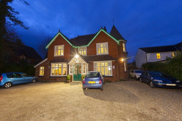 Gatwick Turret Guest House - West Sussex