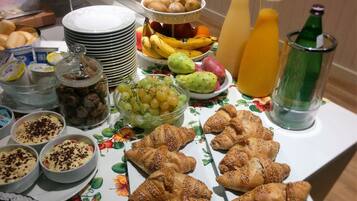 Um buffet de café da manhã com diversas opções de comida e bebidas.
